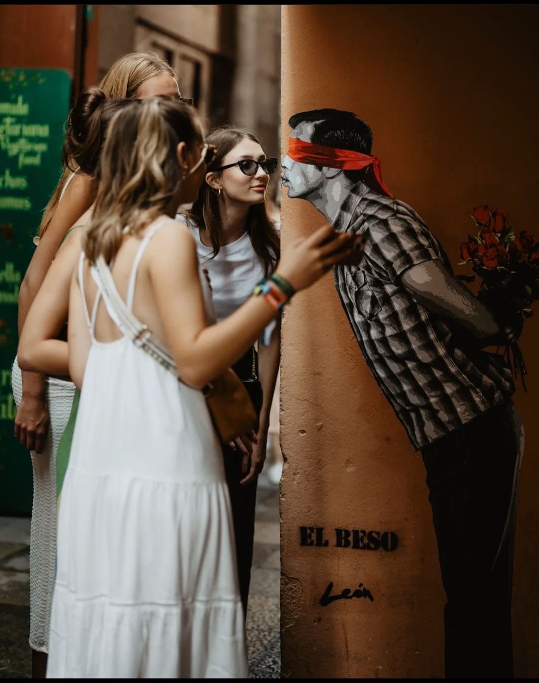 Alberto León: El Beso que Promueve el Amor a Través del Arte