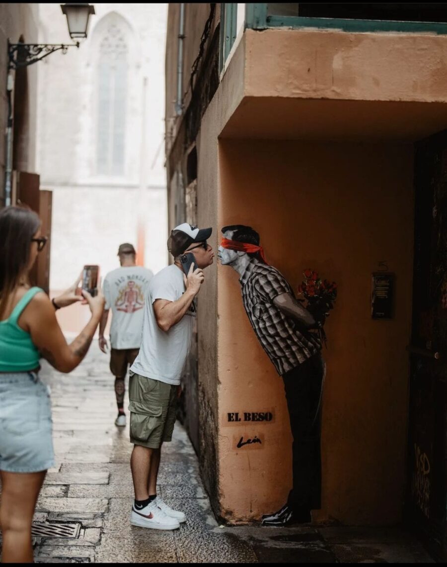 Alberto León: El Beso que Promueve el Amor a Través del Arte