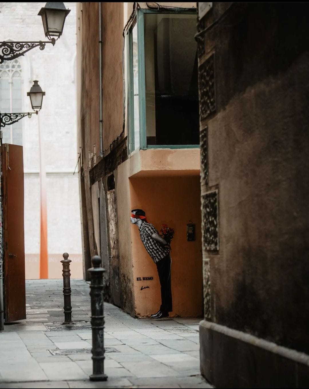 Alberto León: El Beso que Promueve el Amor a Través del Arte